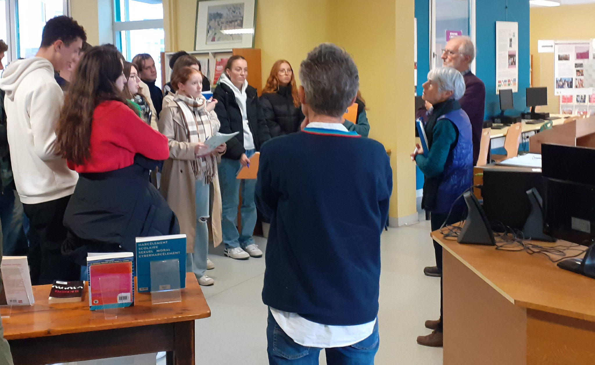 Fast Fashion : Et si on changeait notre manière de consommer ? - Lycée JBLT